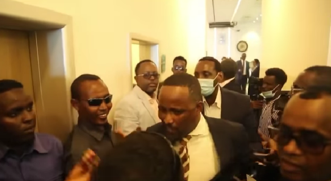 Daawo: Muuqaal Cali yare Cali oo lagu jiidayo Garoonka oo lasoo ...