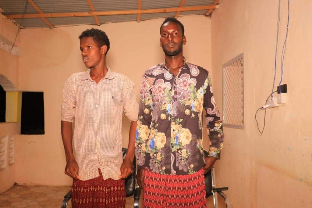 Booliska Dhuusamareeb oo Soo Qabtay Rag burcad ah oo Mobilada Dadka ka ...