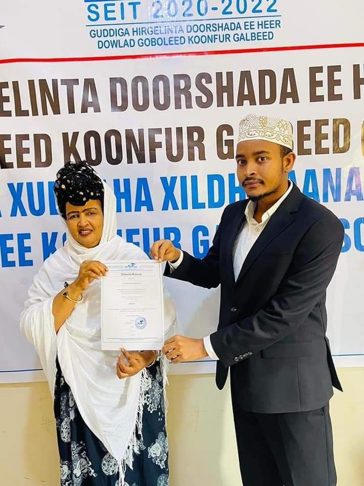 Xildhibaanada Sareedo oo Dhawaan Kursigeeda la celiyay oo Markale ...