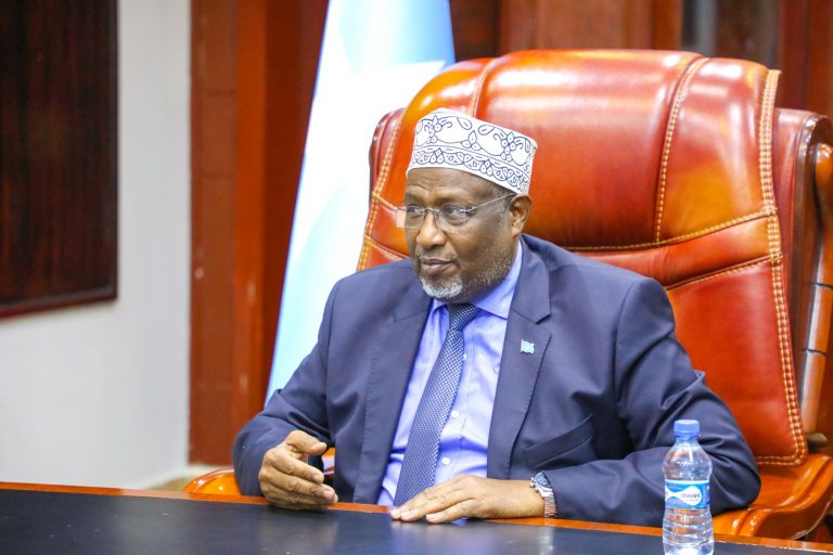 Xildhibaanada Mucaaradka oo Durbaba la kulmay Adan madoobe Digniina Diray
