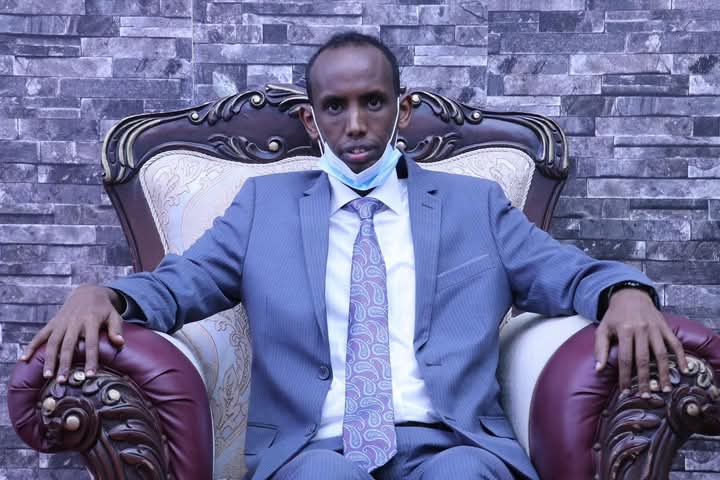 Xildhibaan Firinbi oo Warqad laga Dhigay Garoonka adan Cade